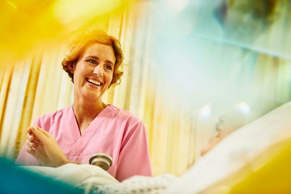 Working as a registered general nurse: your tasks, salary ...